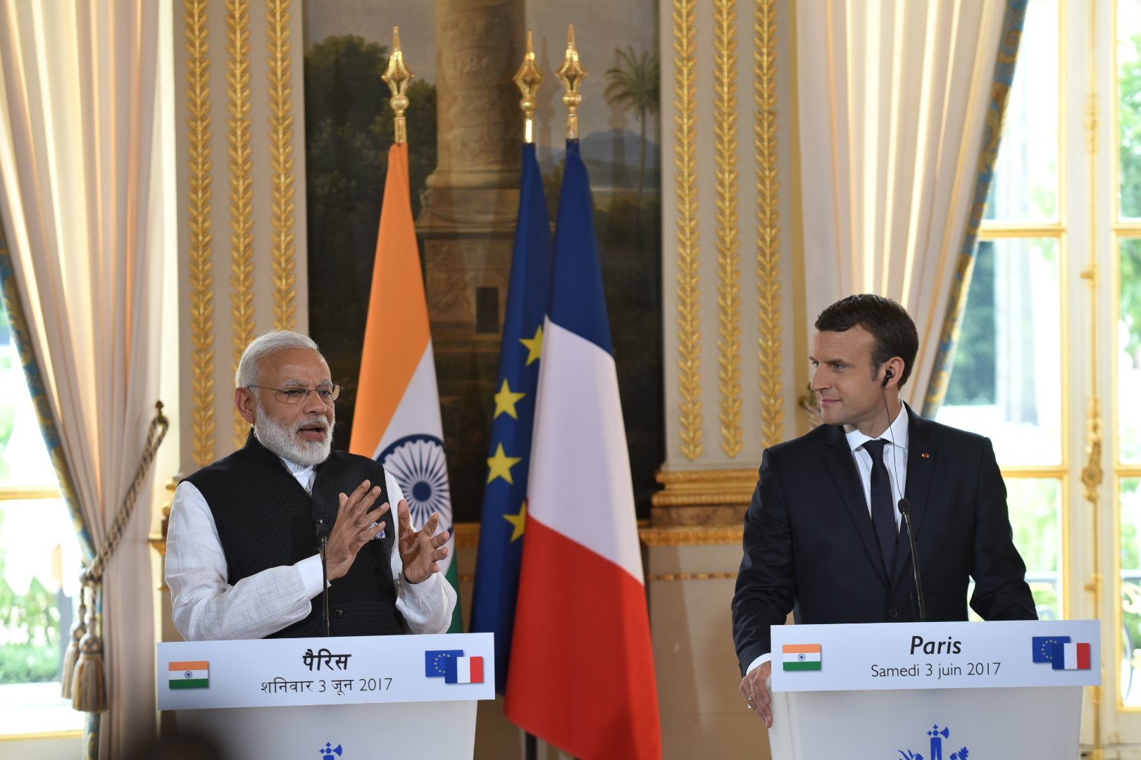Aux côtés de Narendra Modi, Emmanuel Macron en rajoute une ...